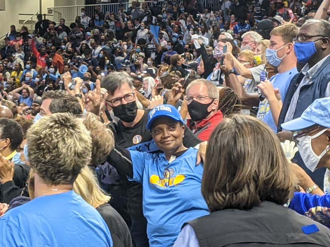 This Is A Very Real Picture Of Lori Lightfoot Without A Mask At The ...