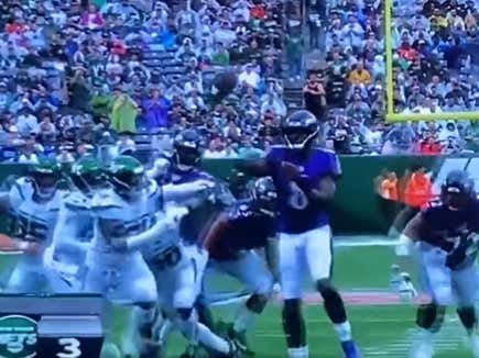 Lamar Jackson Has Officially Thrown His Hat In The "No-Look TD Pass ...