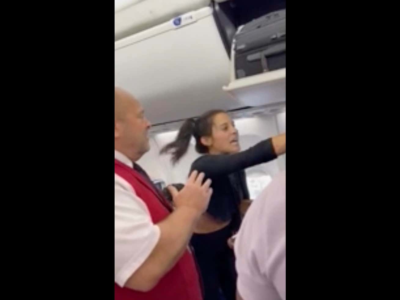 A Lady Lost Her Mind And Fought A Flight Attendant Because They Told ...
