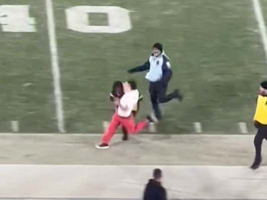 A Security Guard Absolutely LEVELED A Fan That Ran On The Field Of Last ...