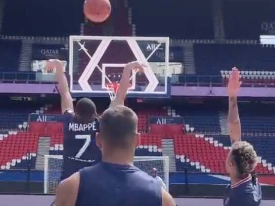 World Class Athlete Mbappe Checking In With The Single Worst Jump Shot ...