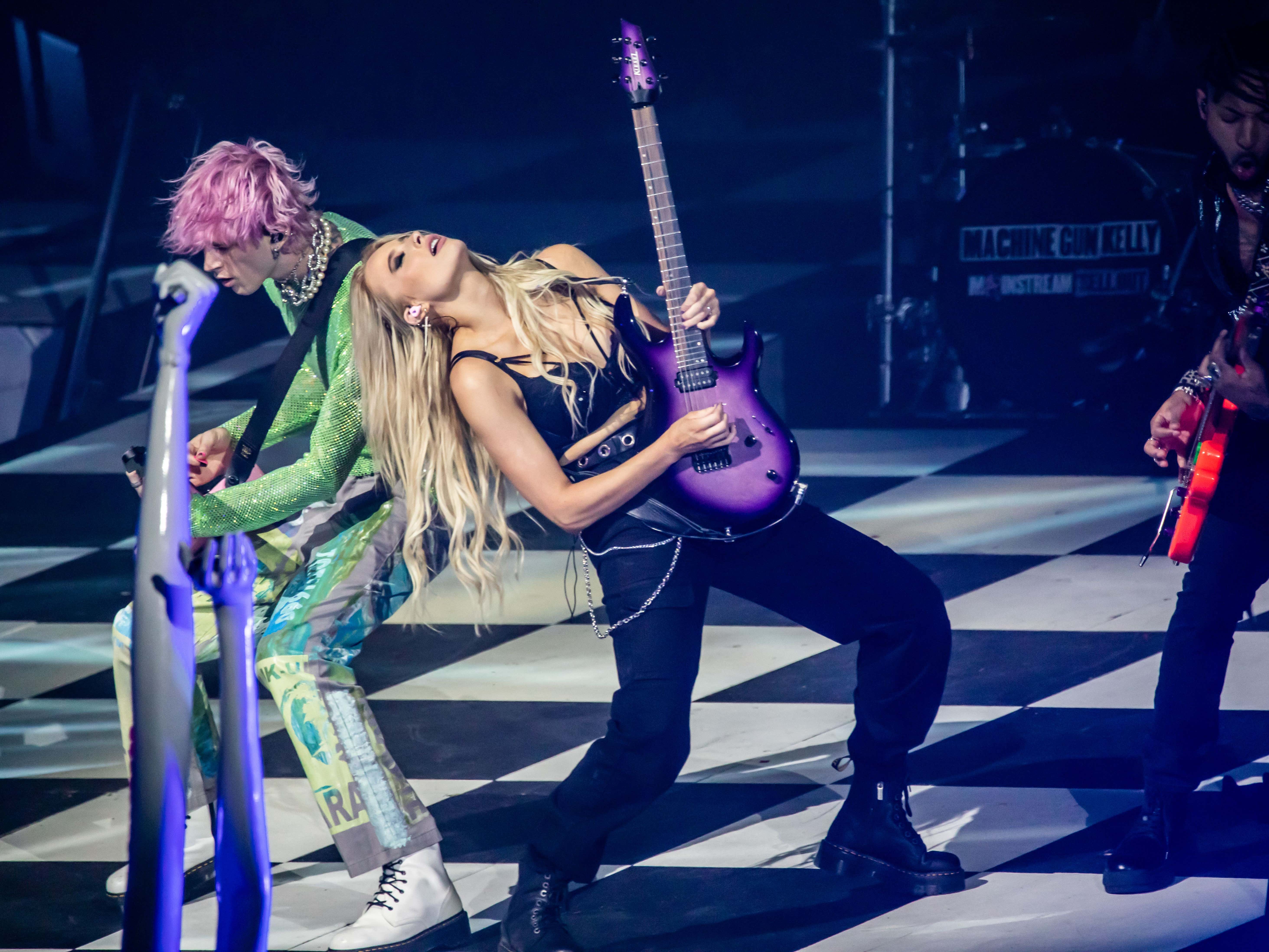 Machine Gun Kelly's Smokeshow Guitarist Sophie Lloyd Is NOT The Reason ...