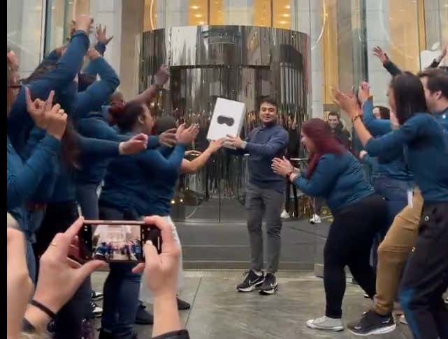 The First Person To Buy The New Apple Vision Pro VR Headset Received A ...