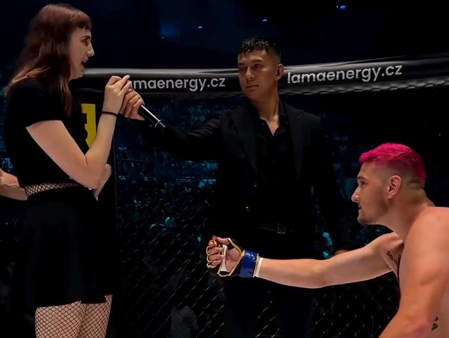 MMA Fighter Proposes To Girlfriend In The Ring Following A Loss, You'll ...