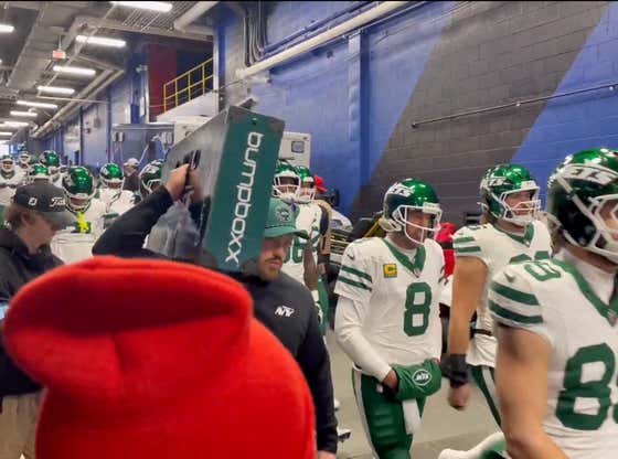 The Jets Came Out Of The Tunnel Today With a Boombox Blasting "Gangsta ...