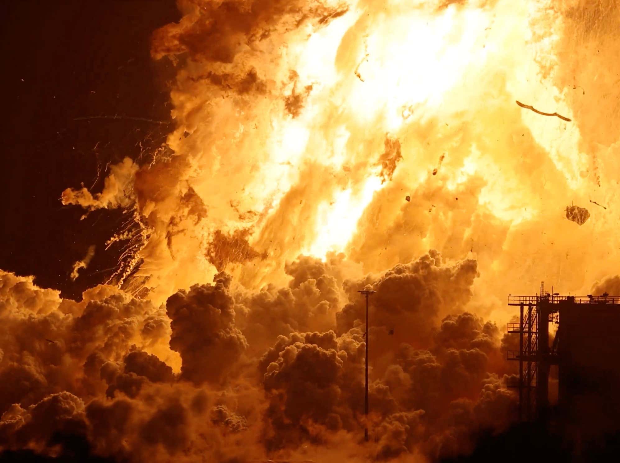 SpaceX's Starship 36 Explodes, Bursts Into an Absurd Amount of Flames ...