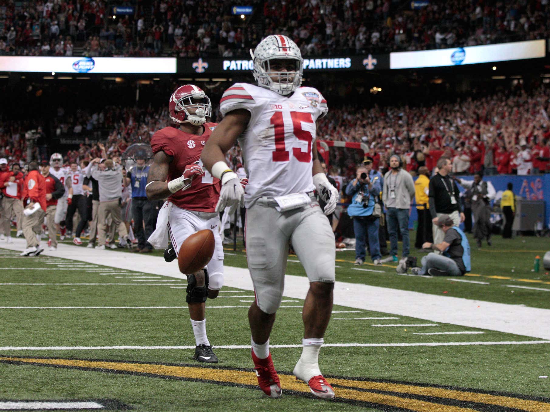 Ezekiel Elliott Takes Us 85 yards Through the Heart of the South and ...