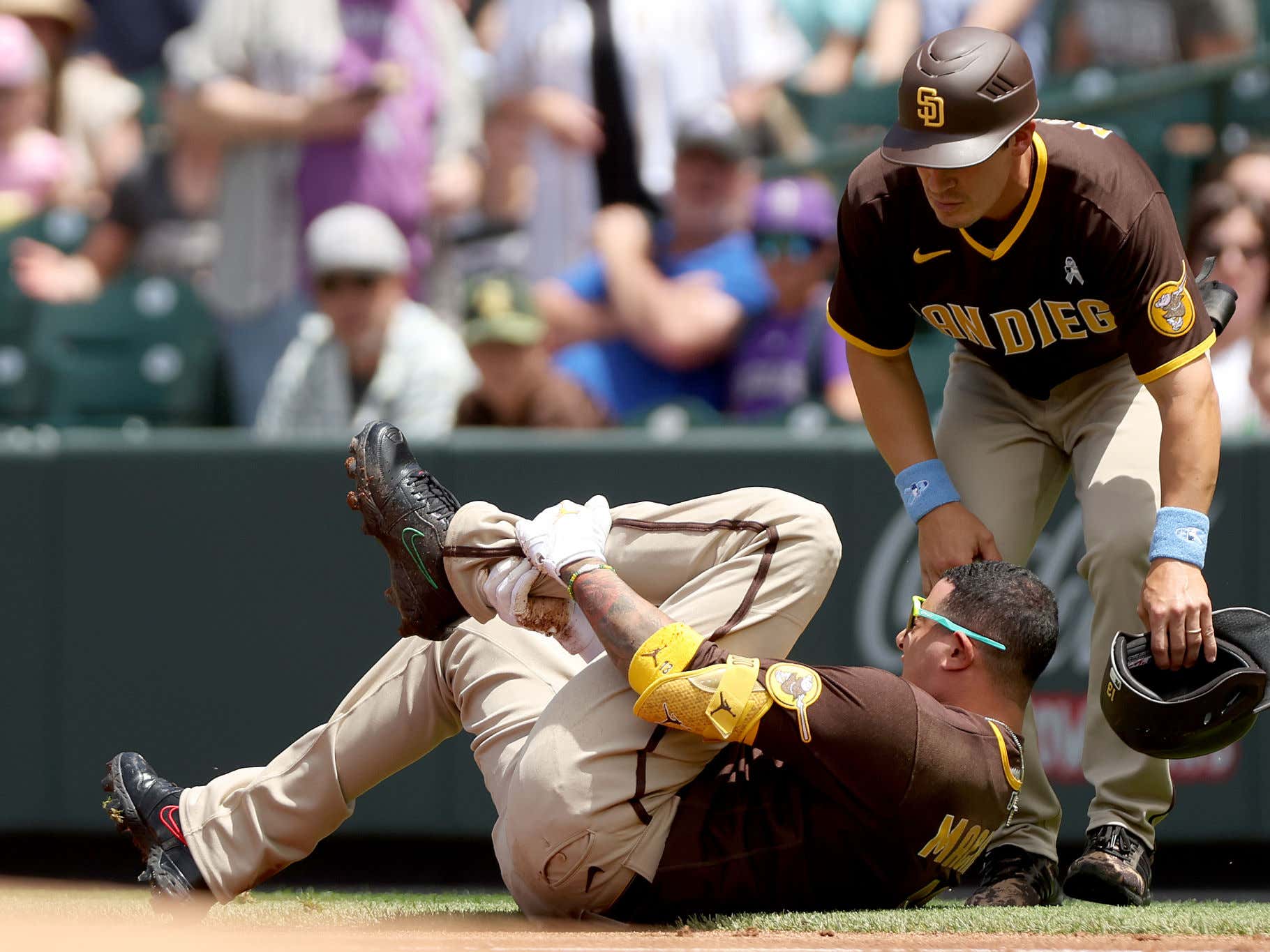 Manny Machado Had To Be Helped Off Of The Field After A Pretty Rough ...