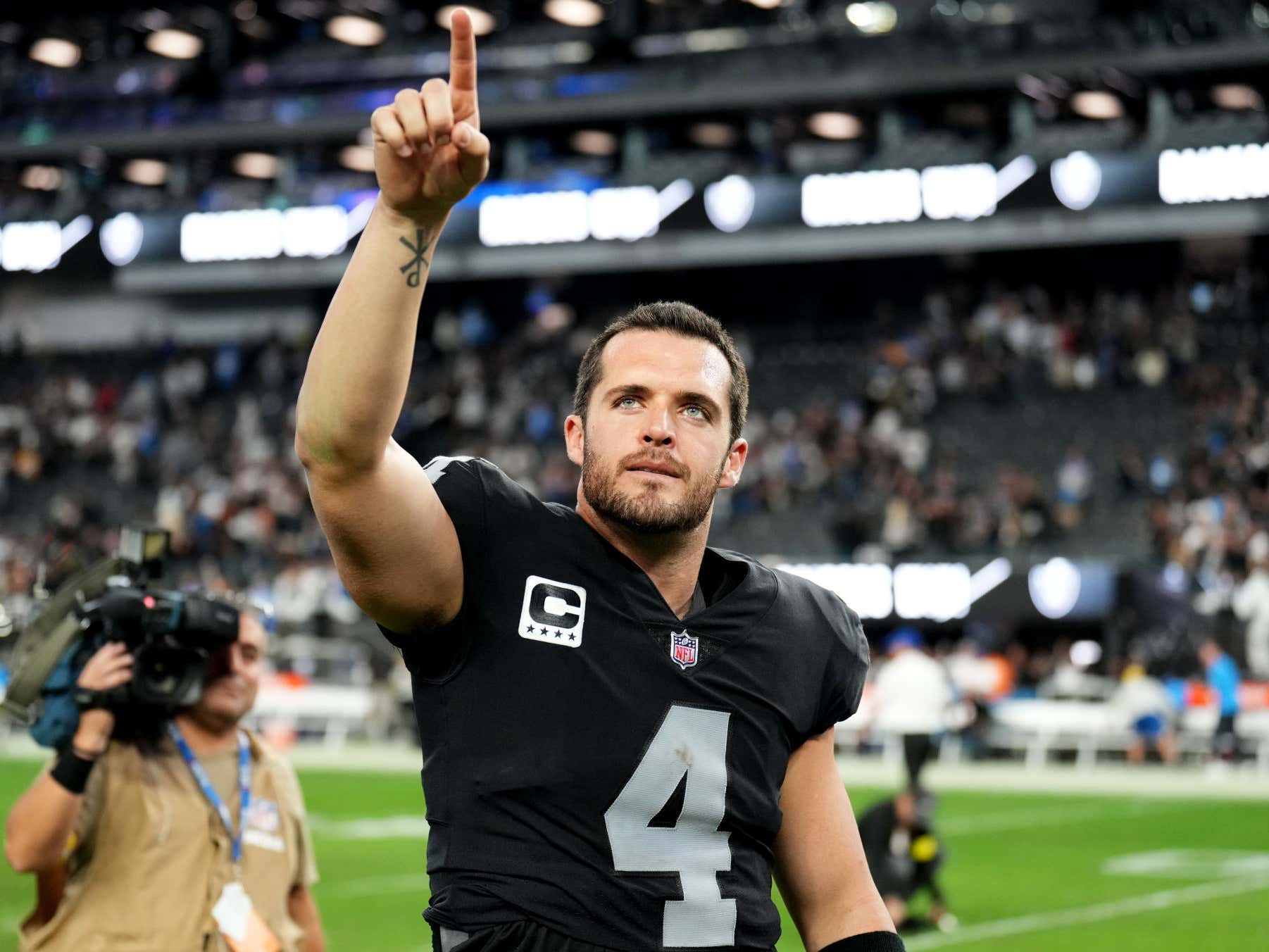 Derek Carr Confirms That He Has Never Worn Mascara | Barstool Sports
