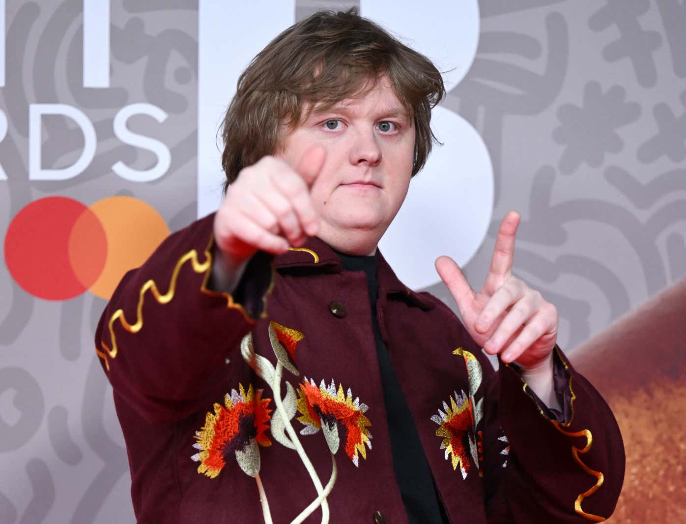 The New Lewis Capaldi Documentary on Netflix Is An Absolutely ...