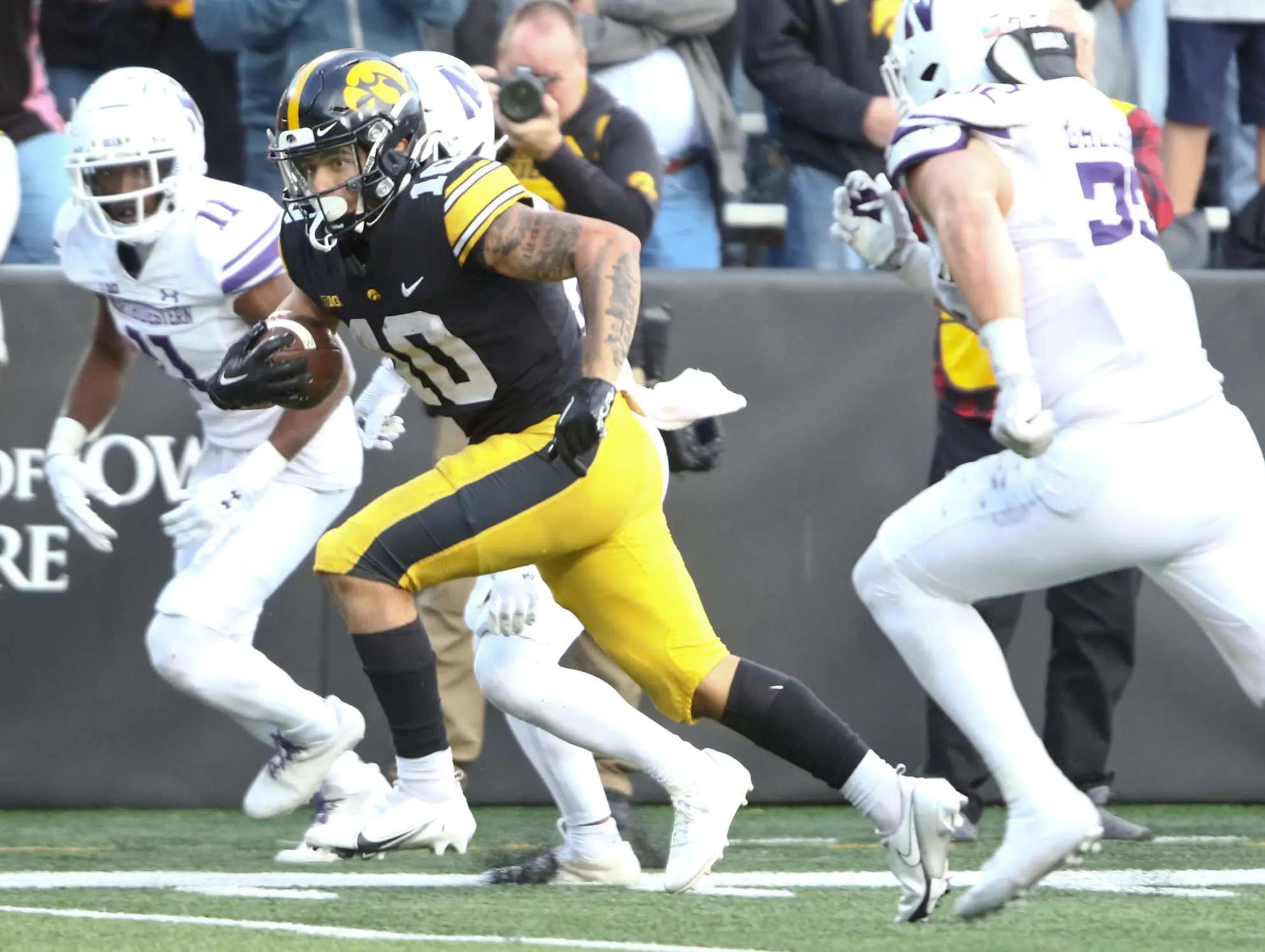 An Iowa Football Player Bet The Under In One Of The Hawkeyes' 2022 ...