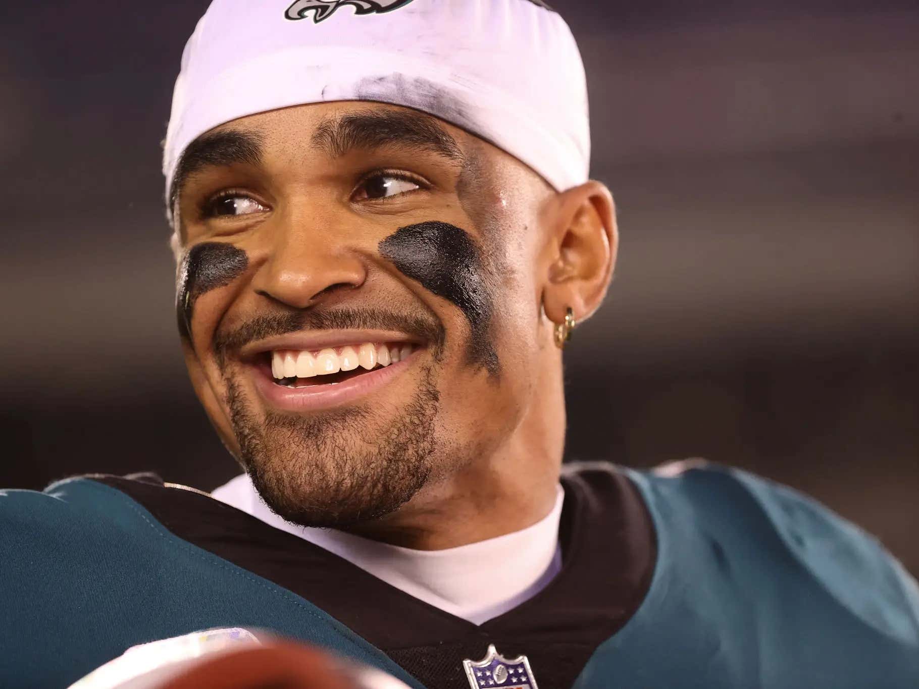 Jalen Hurts Ditches The Knee Brace As The Eagles Are Headed Into "THE ...