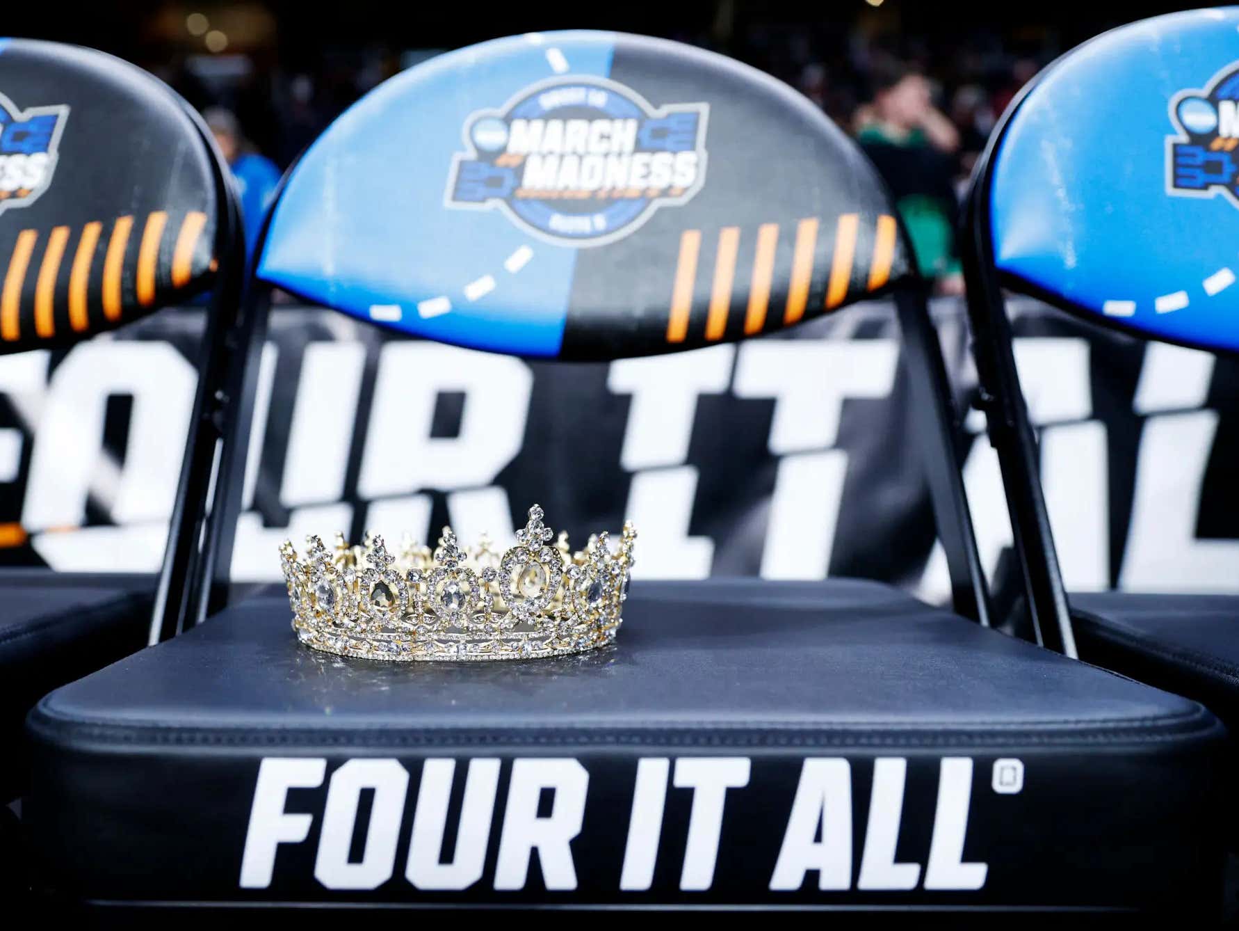 Angel Reese Placed A Crown On The LSU Bench Right In Front Of Caitlin ...