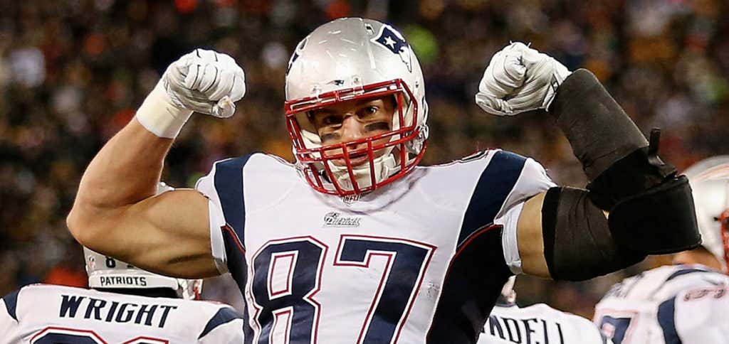 Gronk Is Back On The Field And Is Back Giving Us Classic Gronk One ...
